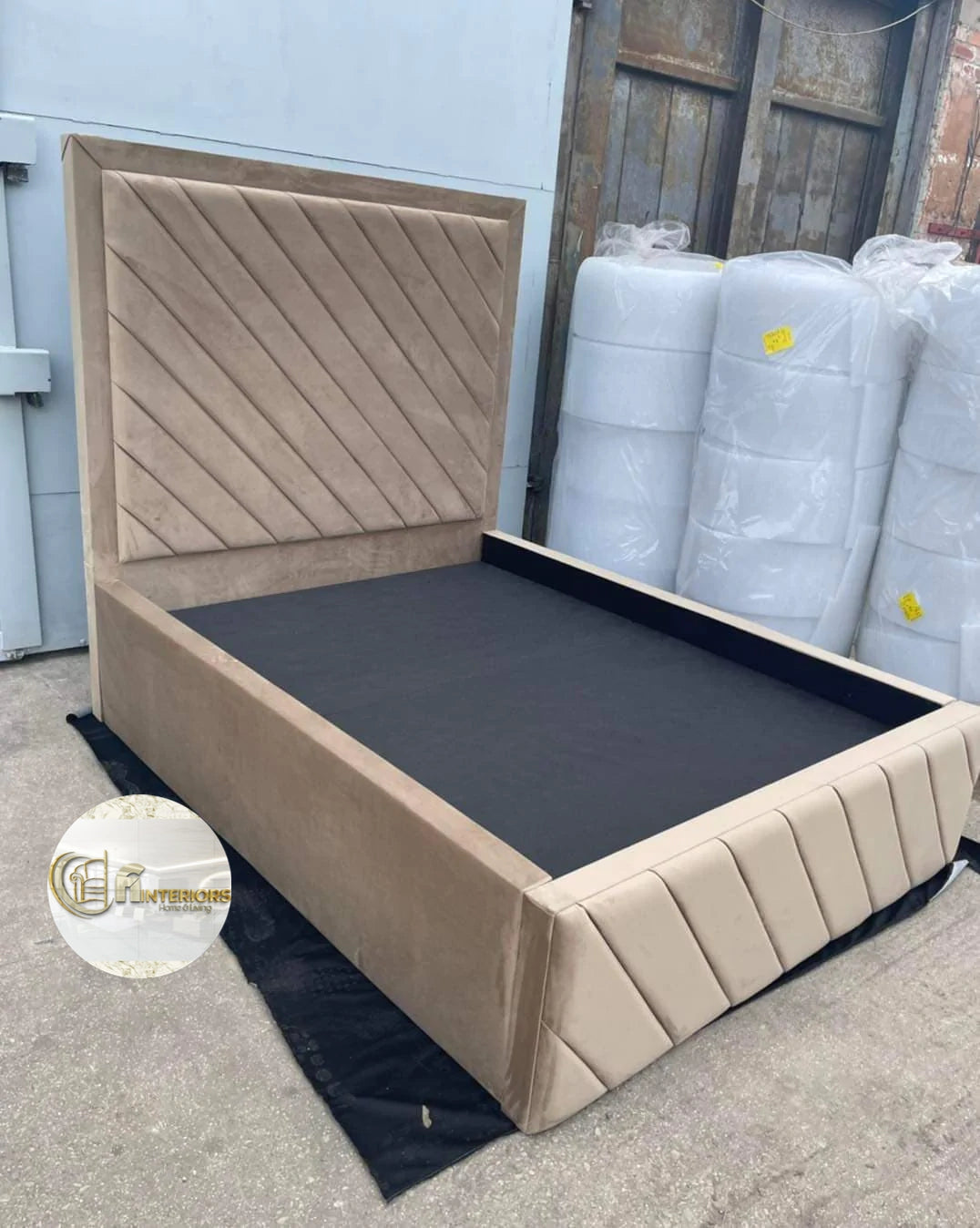 Duke bed in plush velvet – F I INTERIORS